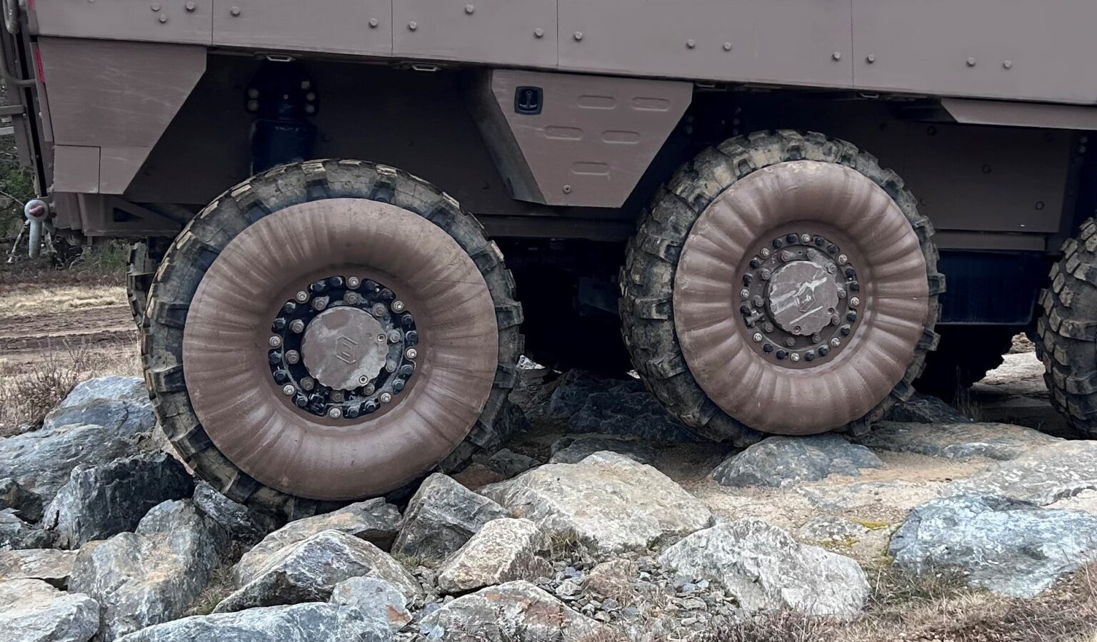 Tires sidewall camouflage & protection - Musthane